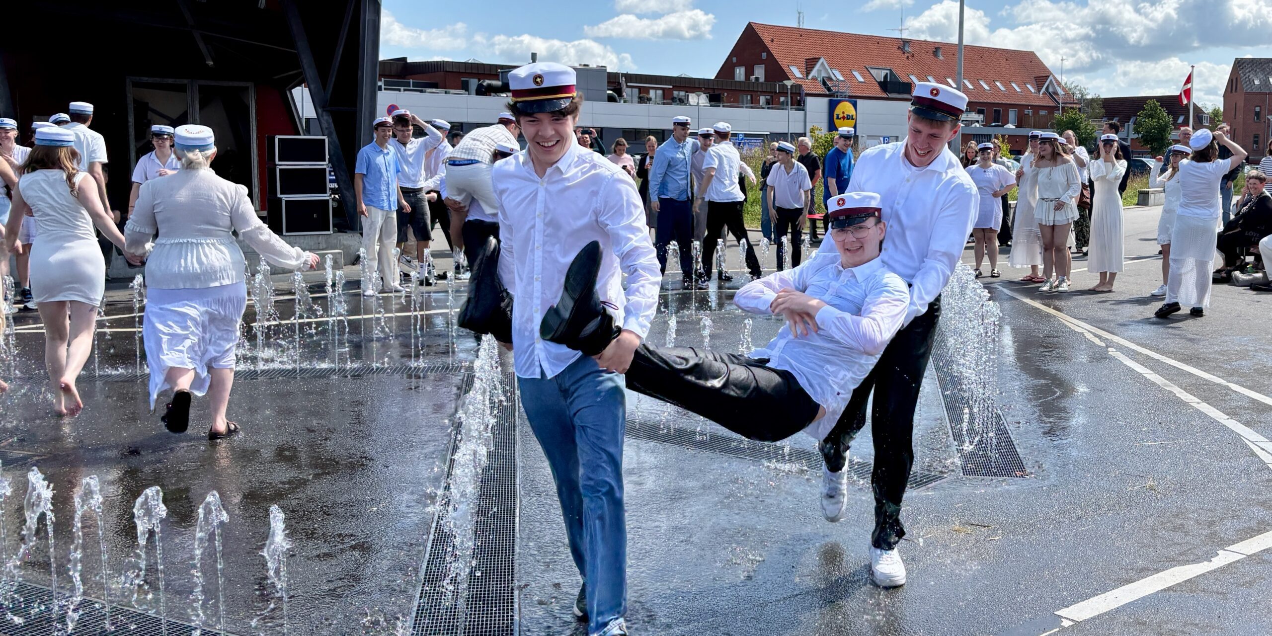 Våde studenter fejret på Niels Due Jensens Plads - Bjerringbro Byforum